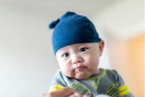 Ist häufiges Spucken bei Babys normal?